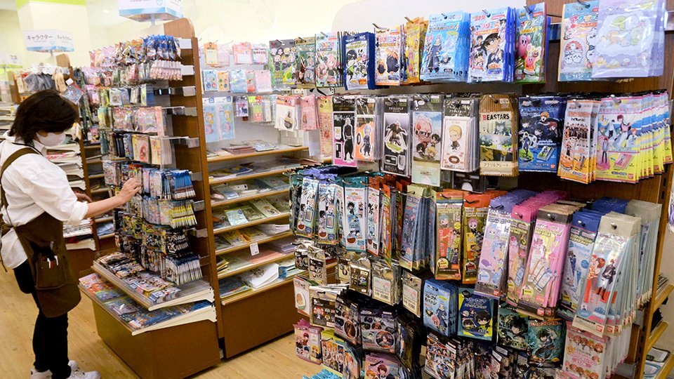 キャラグッズに強いセリア、コナンやベルばら…大人向け「推し活」追い風 作品愛に満ちた商品展開 | 岐阜新聞デジタル